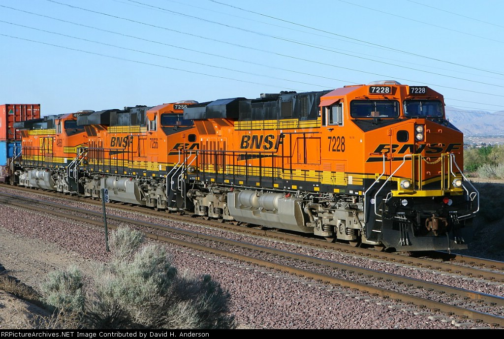 BNSF 7228